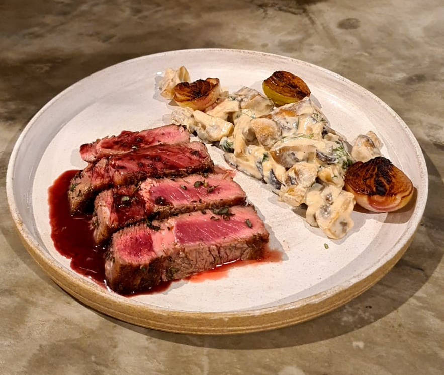 Entrecôte ao Molho Tinto com Cogumelos ao Creme - The Market l O Mercado de Receitas