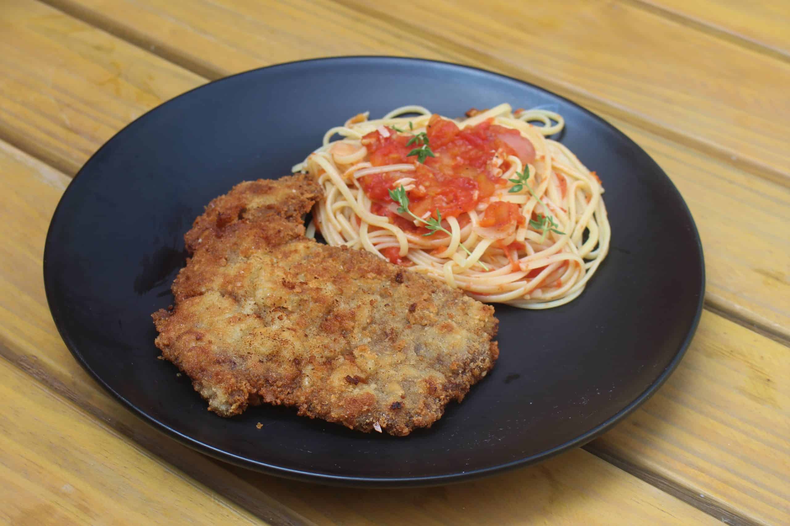 Baby Beef Empanado na Farinha Panko com Tagliatelle ao Molho de Tomates ...