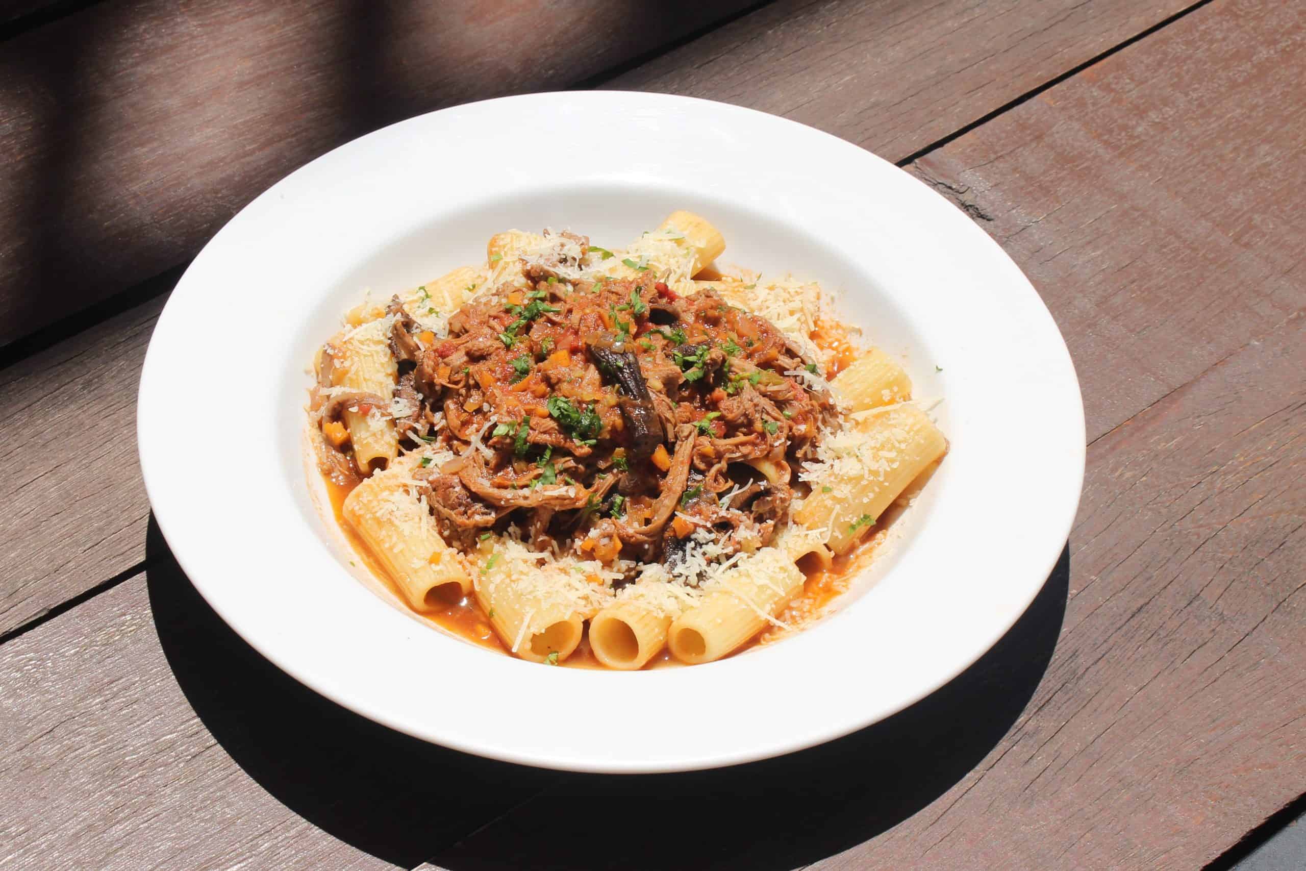 Rigatoni com Ragú Bovino e Funghi Porcini - The Market l O Mercado de ...