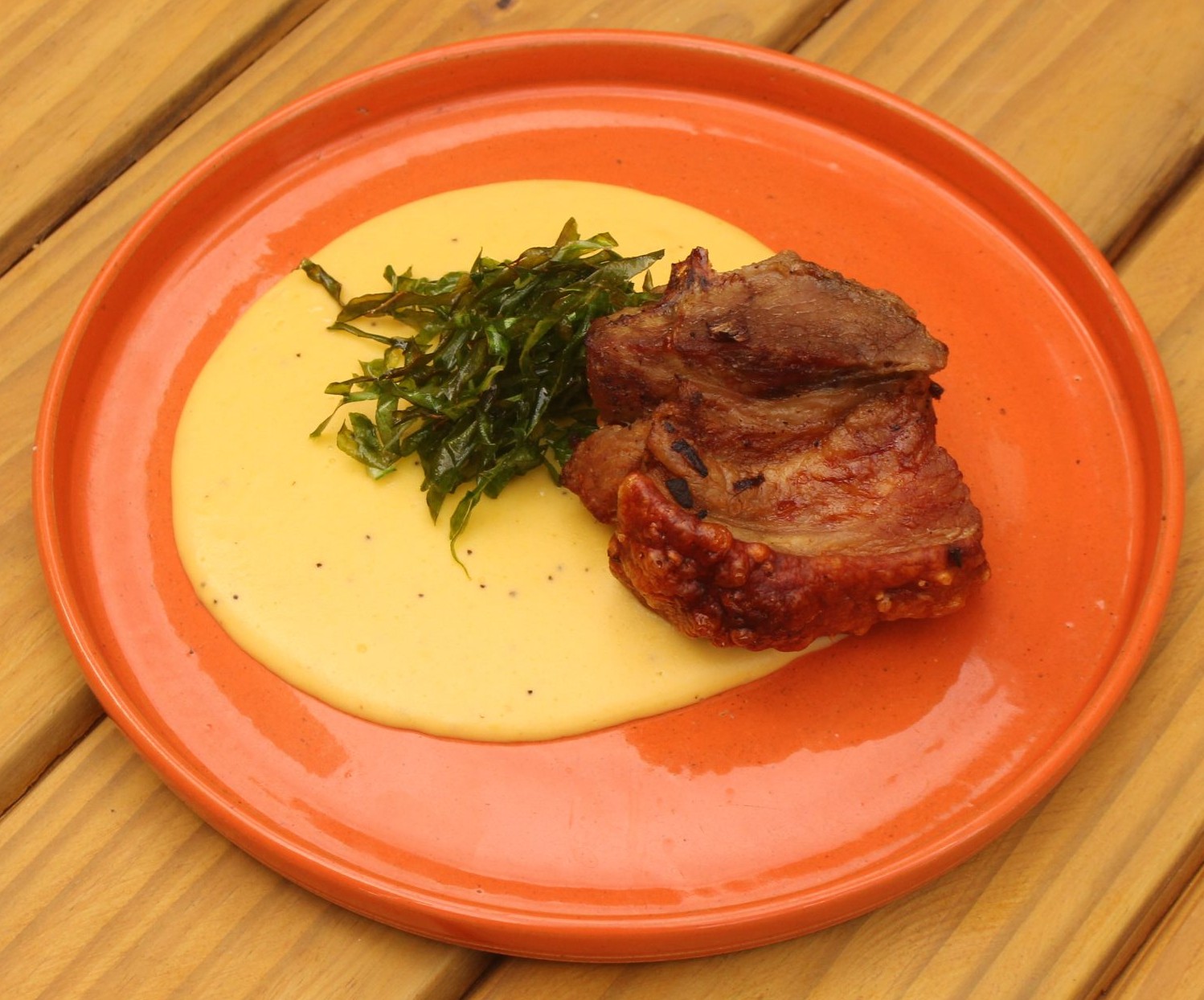 Panceta com Purê de Banana da Terra e Crispy de Couve - The Market l O ...